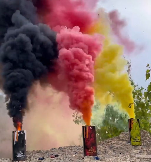 News | Start der EM in Deutschland mit Rauch und Bengalos